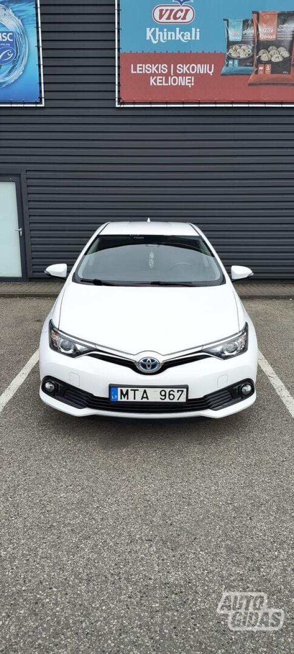 White Toyota Auris 2018 in Kaunas, with an engine capacity of 1.80 L and mileage of 303 thousand km for 9125 €, photo 1 on AUTOMOTO.COM.LV