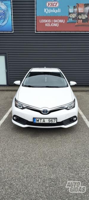 White Toyota Auris 2018 in Kaunas, with an engine capacity of 1.80 L and mileage of 303 thousand km for 9125 €, photo  on AUTOMOTO.COM.LV