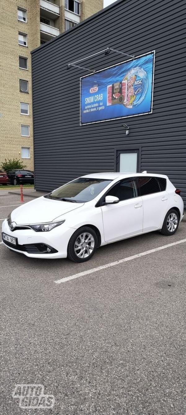 White Toyota Auris 2018 in Kaunas, with an engine capacity of 1.80 L and mileage of 303 thousand km for 9125 €, photo 4 on AUTOMOTO.COM.LV