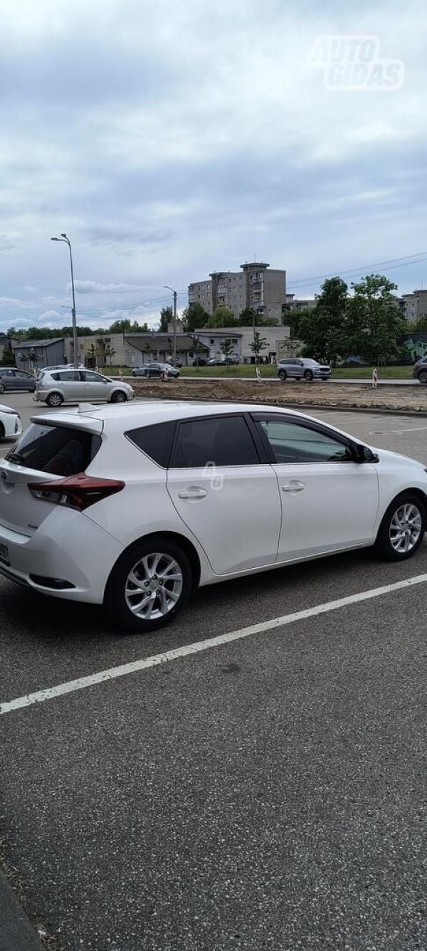 White Toyota Auris 2018 in Kaunas, with an engine capacity of 1.80 L and mileage of 303 thousand km for 9125 €, photo 6 on AUTOMOTO.COM.LV