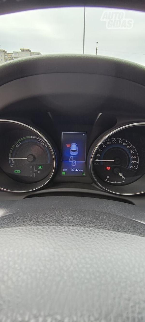 White Toyota Auris 2018 in Kaunas, with an engine capacity of 1.80 L and mileage of 303 thousand km for 9125 €, photo 7 on AUTOMOTO.COM.LV