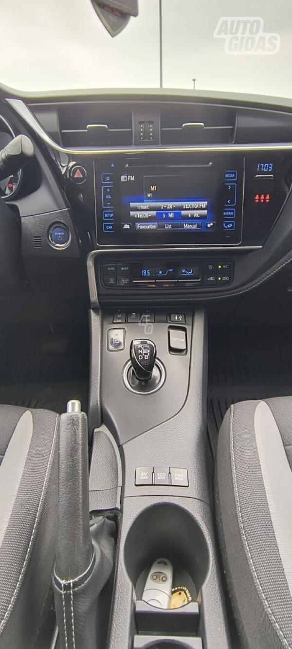 White Toyota Auris 2018 in Kaunas, with an engine capacity of 1.80 L and mileage of 303 thousand km for 9125 €, photo 8 on AUTOMOTO.COM.LV