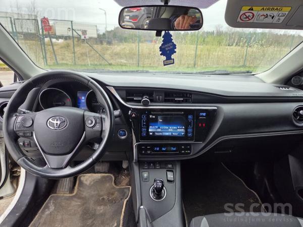 White Toyota Auris 2018 in Riga, with an engine capacity of 1.80 L and mileage of 328 thousand km for 7000 €, photo 6 on AUTOMOTO.COM.LV