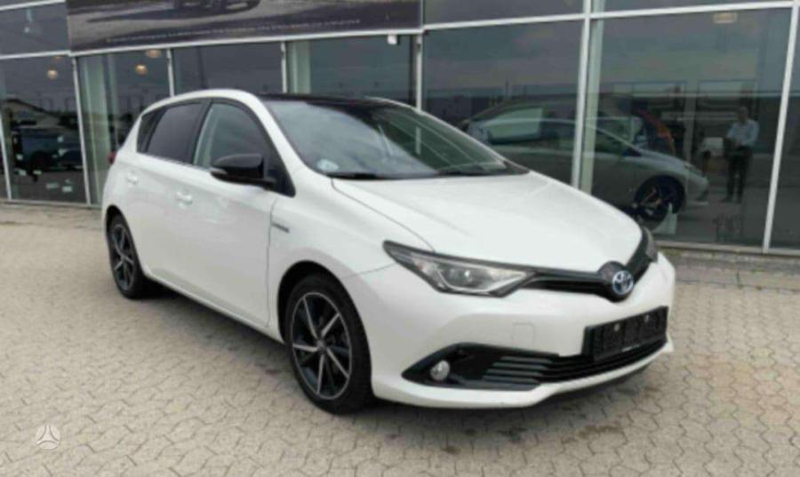 White Toyota Auris 2018 in Utena, with an engine capacity of 1.80 L and mileage of 212 thousand km for 10390 €, photo 1 on AUTOMOTO.COM.LV