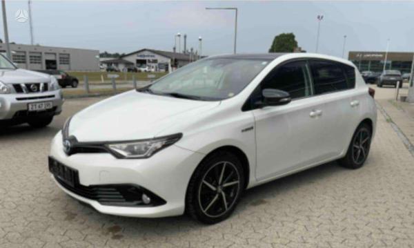 White Toyota Auris 2018 in Utena, with an engine capacity of 1.80 L and mileage of 212 thousand km for 10390 €, photo 2 on AUTOMOTO.COM.LV