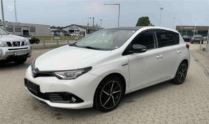 White Toyota Auris 2018 in Utena, with an engine capacity of 1.80 L and mileage of 212 thousand km for 10390 €, photo 3 on AUTOMOTO.COM.LV