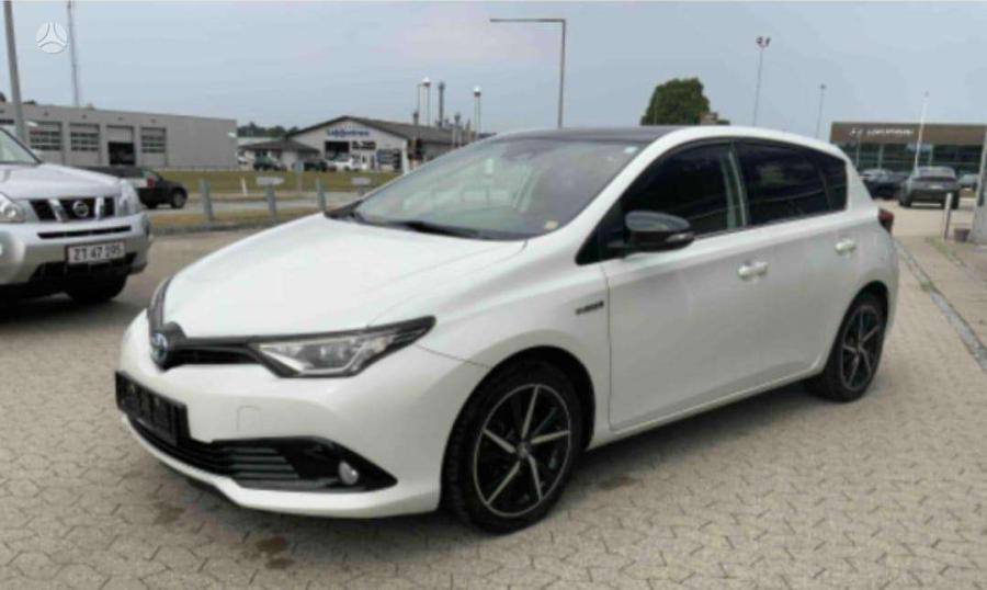White Toyota Auris 2018 in Utena, with an engine capacity of 1.80 L and mileage of 212 thousand km for 10390 €, photo 3 on AUTOMOTO.COM.LV