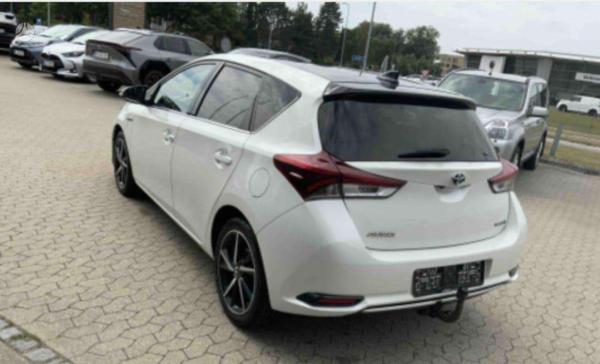 White Toyota Auris 2018 in Utena, with an engine capacity of 1.80 L and mileage of 212 thousand km for 10390 €, photo 3 on AUTOMOTO.COM.LV
