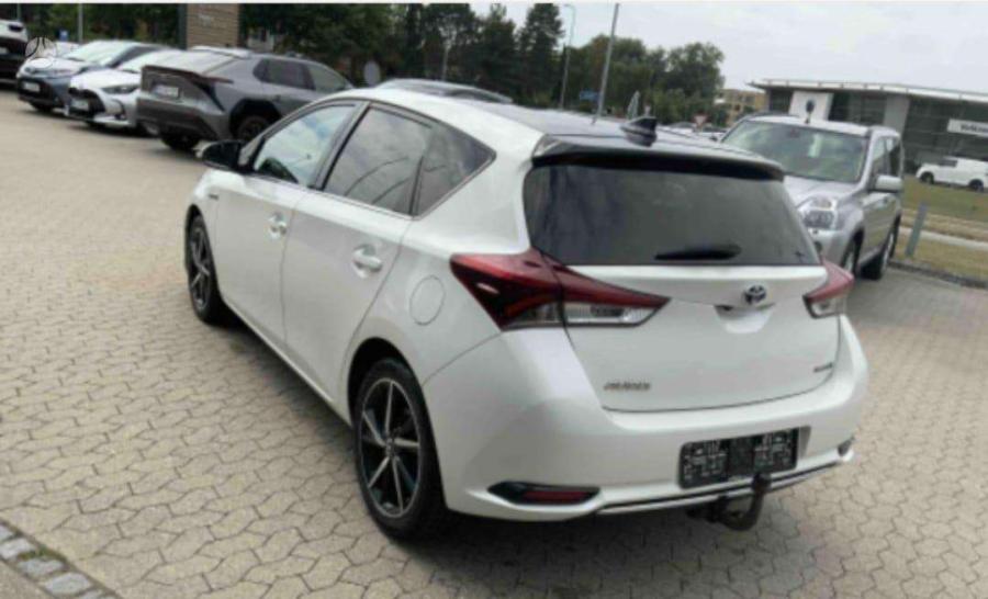 White Toyota Auris 2018 in Utena, with an engine capacity of 1.80 L and mileage of 212 thousand km for 10390 €, photo 4 on AUTOMOTO.COM.LV