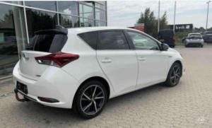 White Toyota Auris 2018 in Utena, with an engine capacity of 1.80 L and mileage of 212 thousand km for 10390 €, photo 5 on AUTOMOTO.COM.LV