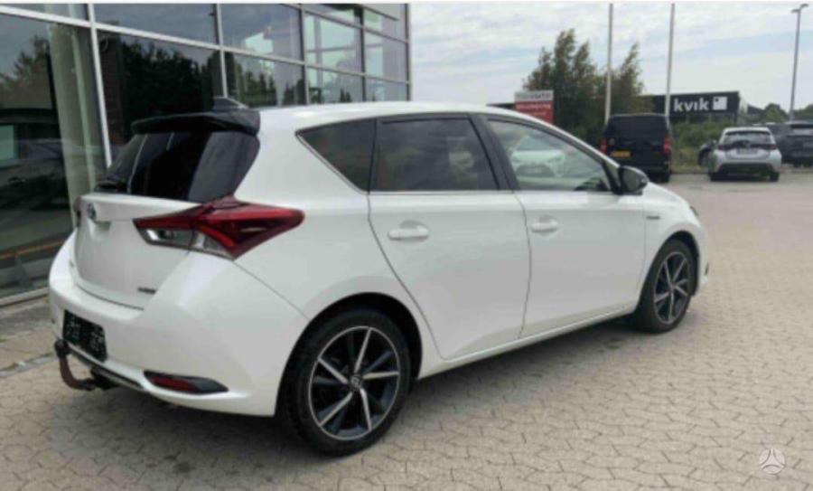 White Toyota Auris 2018 in Utena, with an engine capacity of 1.80 L and mileage of 212 thousand km for 10390 €, photo 5 on AUTOMOTO.COM.LV