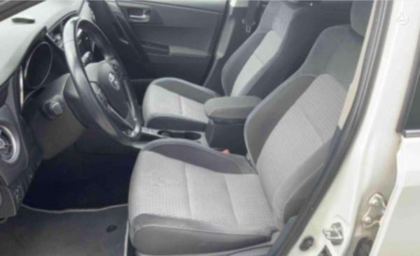White Toyota Auris 2018 in Utena, with an engine capacity of 1.80 L and mileage of 212 thousand km for 10390 €, photo 5 on AUTOMOTO.COM.LV