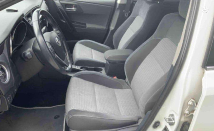 White Toyota Auris 2018 in Utena, with an engine capacity of 1.80 L and mileage of 212 thousand km for 10390 €, photo 6 on AUTOMOTO.COM.LV