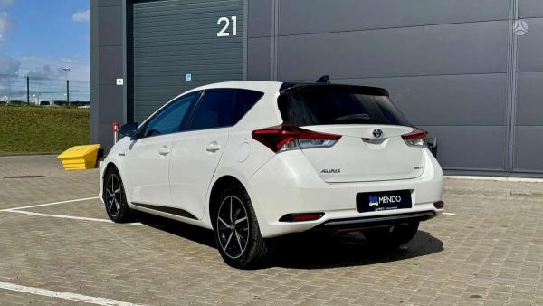 White Toyota Auris 2018 in Vilnius, with an engine capacity of 1.80 L and mileage of 113 thousand km for 13990 €, photo 2 on AUTOMOTO.COM.LV