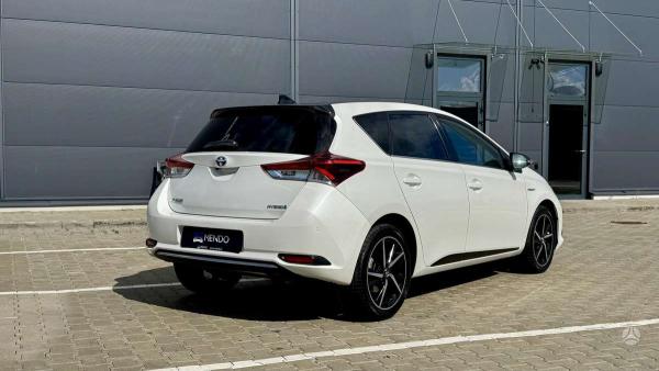 White Toyota Auris 2018 in Vilnius, with an engine capacity of 1.80 L and mileage of 113 thousand km for 13990 €, photo 4 on AUTOMOTO.COM.LV