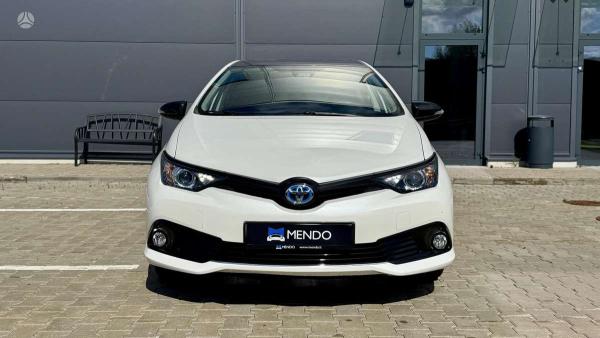White Toyota Auris 2018 in Vilnius, with an engine capacity of 1.80 L and mileage of 113 thousand km for 13990 €, photo 5 on AUTOMOTO.COM.LV