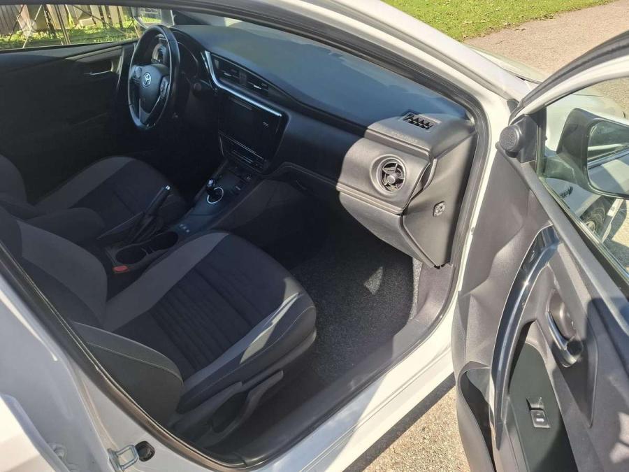 Balts Toyota Auris 2018 Anykščiai, ar dzinēja tilpumu 1.80 L un nobraukumu 228 tūkst. km par 9799 €, foto 13 vietnē AUTOMOTO.COM.LV