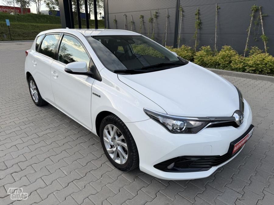 White Toyota Auris 2019 in Vilnius, with an engine capacity of 1.80 L and mileage of 94 thousand km for 13450 €, photo 1 on AUTOMOTO.COM.LV
