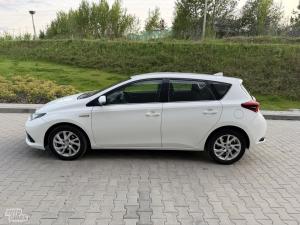 White Toyota Auris 2019 in Vilnius, with an engine capacity of 1.80 L and mileage of 94 thousand km for 13450 €, photo 6 on AUTOMOTO.COM.LV