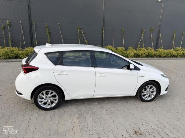 White Toyota Auris 2019 in Vilnius, with an engine capacity of 1.80 L and mileage of 94 thousand km for 13450 €, photo 9 on AUTOMOTO.COM.LV