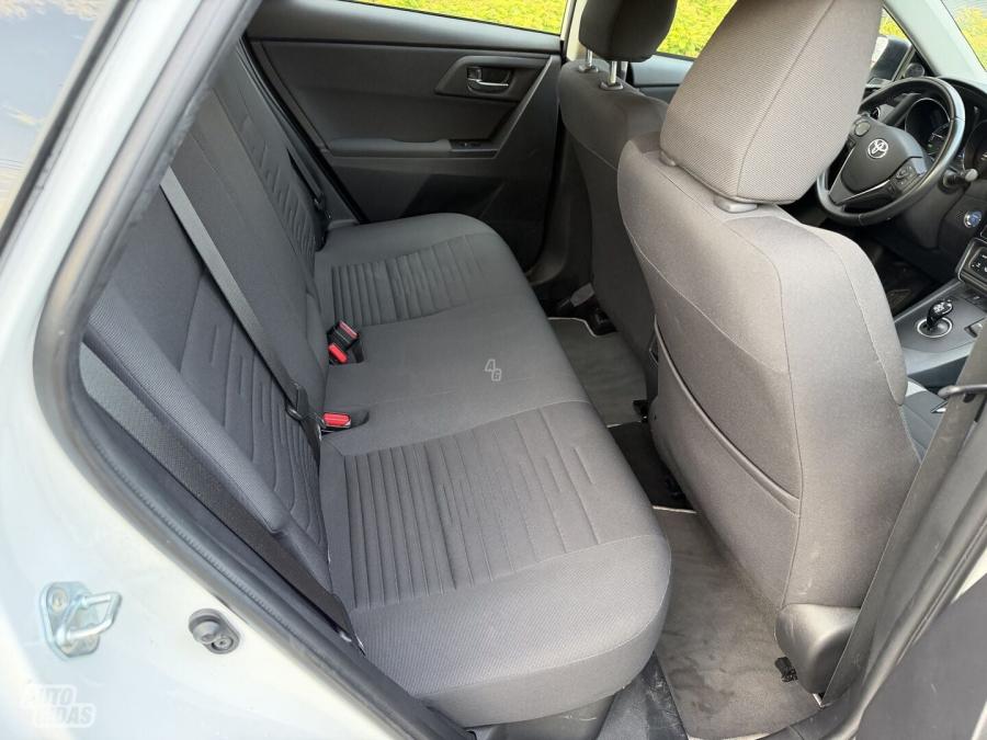 White Toyota Auris 2019 in Vilnius, with an engine capacity of 1.80 L and mileage of 94 thousand km for 13450 €, photo 11 on AUTOMOTO.COM.LV