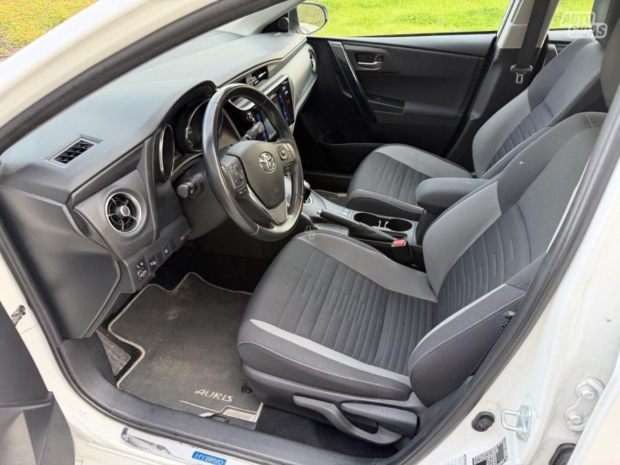 White Toyota Auris 2019 in Vilnius, with an engine capacity of 1.80 L and mileage of 94 thousand km for 13450 €, photo 18 on AUTOMOTO.COM.LV
