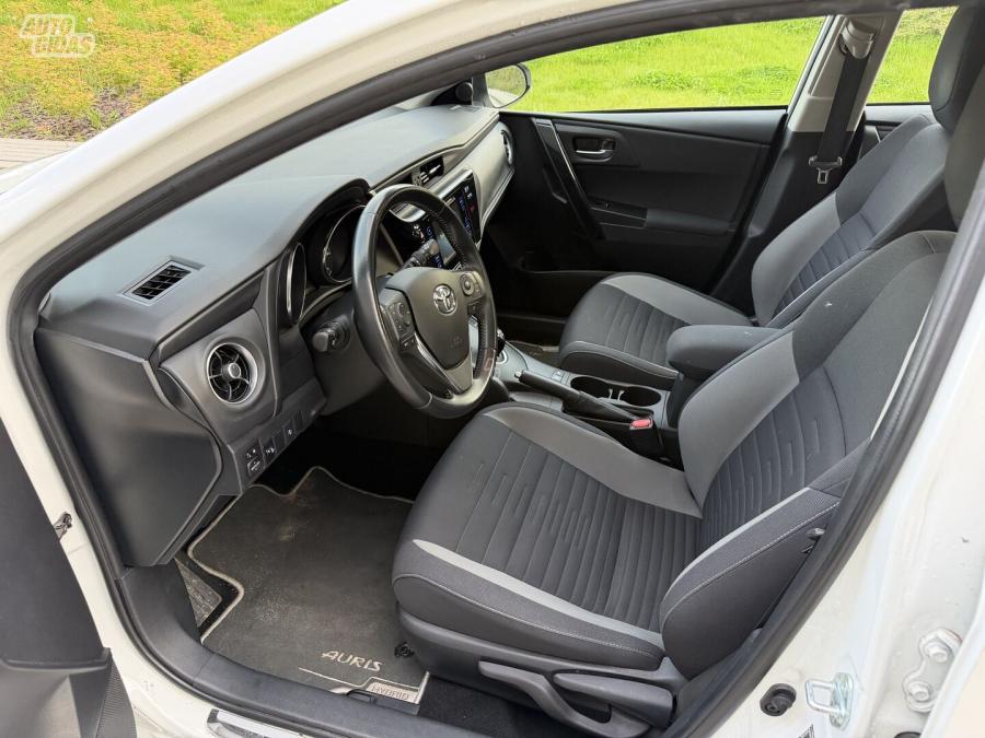 White Toyota Auris 2019 in Vilnius, with an engine capacity of 1.80 L and mileage of 94 thousand km for 13450 €, photo 19 on AUTOMOTO.COM.LV