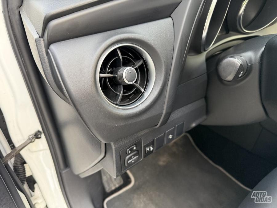 White Toyota Auris 2019 in Vilnius, with an engine capacity of 1.80 L and mileage of 94 thousand km for 13450 €, photo 20 on AUTOMOTO.COM.LV