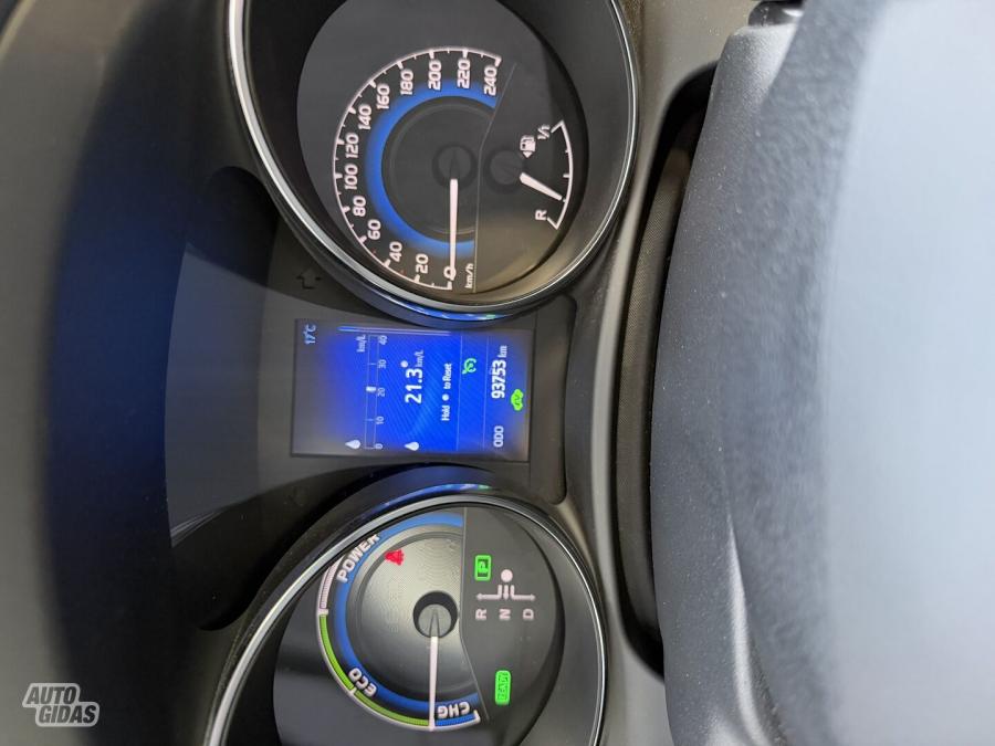 White Toyota Auris 2019 in Vilnius, with an engine capacity of 1.80 L and mileage of 94 thousand km for 13450 €, photo 22 on AUTOMOTO.COM.LV