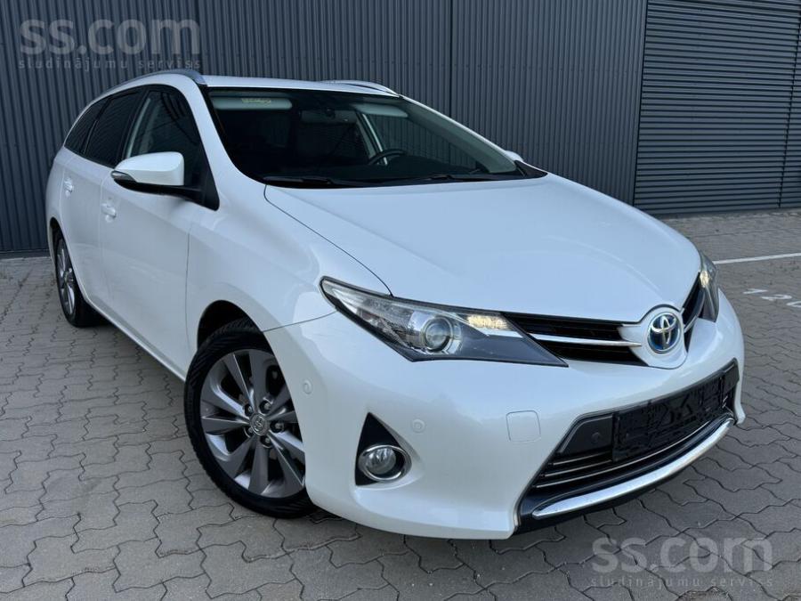 Balts Toyota Auris 2013 Rīga, ar dzinēja tilpumu 1.80 L un nobraukumu 258 tūkst. km par 8690 €, foto 1 vietnē AUTOMOTO.COM.LV