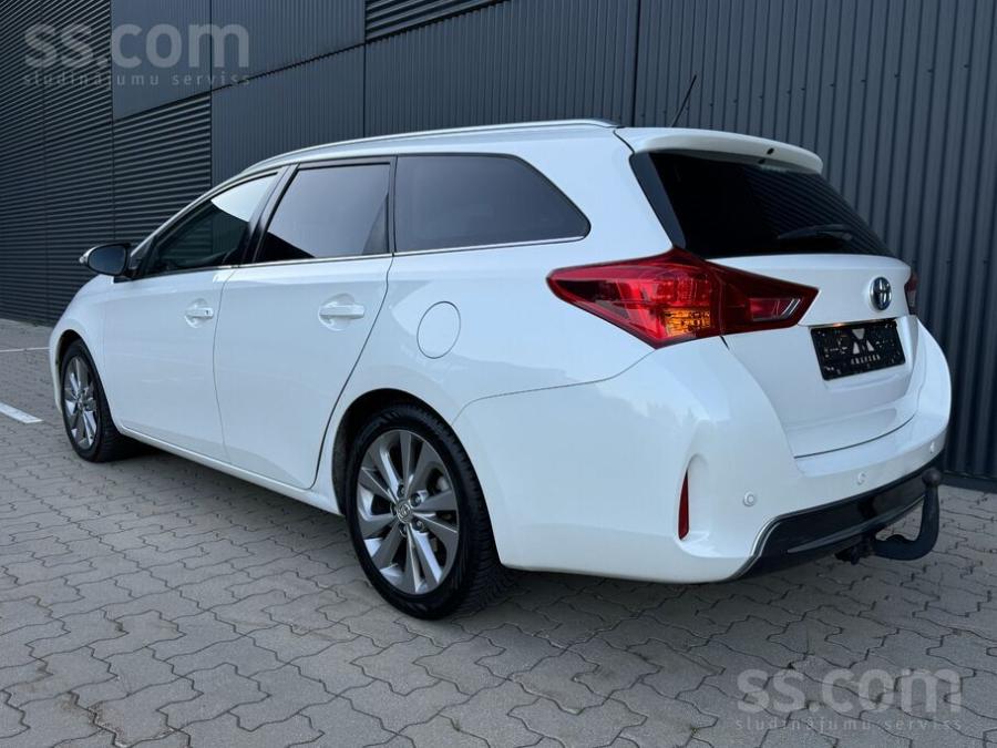 Balts Toyota Auris 2013 Rīga, ar dzinēja tilpumu 1.80 L un nobraukumu 258 tūkst. km par 8690 €, foto 3 vietnē AUTOMOTO.COM.LV