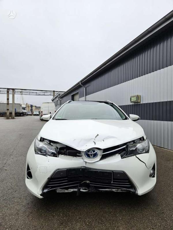 White Toyota Auris 2013 in Mazeikiai, with an engine capacity of 1.80 L and mileage of 165 thousand km for 5500 €, photo 2 on AUTOMOTO.COM.LV