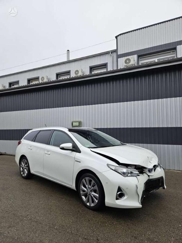 White Toyota Auris 2013 in Mazeikiai, with an engine capacity of 1.80 L and mileage of 165 thousand km for 5500 €, photo 3 on AUTOMOTO.COM.LV