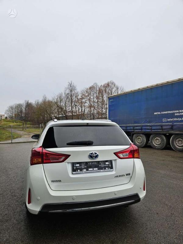 White Toyota Auris 2013 in Mazeikiai, with an engine capacity of 1.80 L and mileage of 165 thousand km for 5500 €, photo 4 on AUTOMOTO.COM.LV