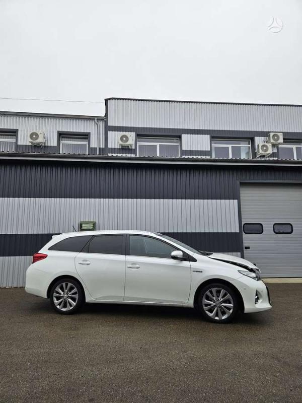 White Toyota Auris 2013 in Mazeikiai, with an engine capacity of 1.80 L and mileage of 165 thousand km for 5500 €, photo 6 on AUTOMOTO.COM.LV