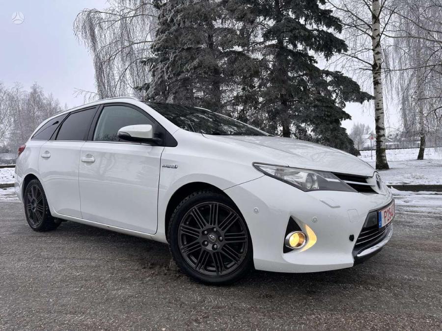 White Toyota Auris 2013 in Marijampole, with an engine capacity of 1.80 L and mileage of 331 thousand km for 6400 €, photo 1 on AUTOMOTO.COM.LV