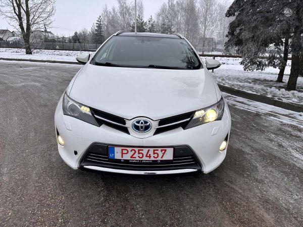 White Toyota Auris 2013 in Marijampole, with an engine capacity of 1.80 L and mileage of 331 thousand km for 6400 €, photo 2 on AUTOMOTO.COM.LV