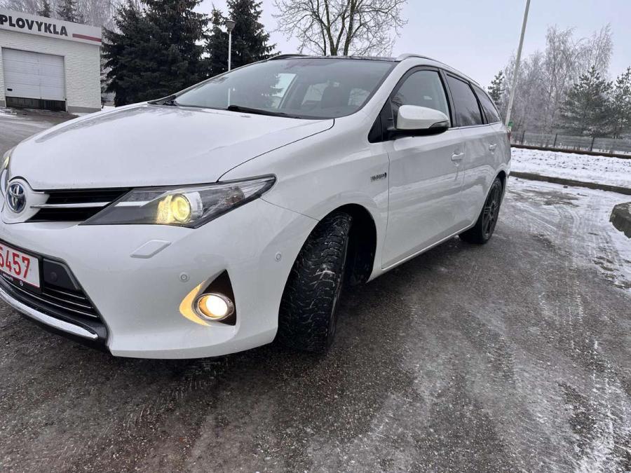 White Toyota Auris 2013 in Marijampole, with an engine capacity of 1.80 L and mileage of 331 thousand km for 6400 €, photo 3 on AUTOMOTO.COM.LV