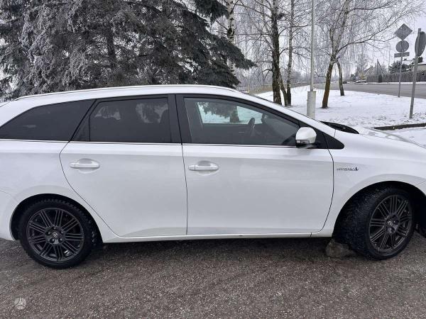 White Toyota Auris 2013 in Marijampole, with an engine capacity of 1.80 L and mileage of 331 thousand km for 6400 €, photo 4 on AUTOMOTO.COM.LV