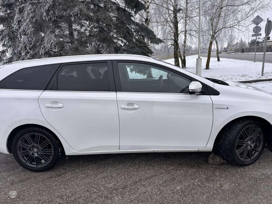 White Toyota Auris 2013 in Marijampole, with an engine capacity of 1.80 L and mileage of 331 thousand km for 6400 €, photo 4 on AUTOMOTO.COM.LV
