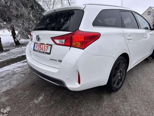 White Toyota Auris 2013 in Marijampole, with an engine capacity of 1.80 L and mileage of 331 thousand km for 6400 €, photo 6 on AUTOMOTO.COM.LV
