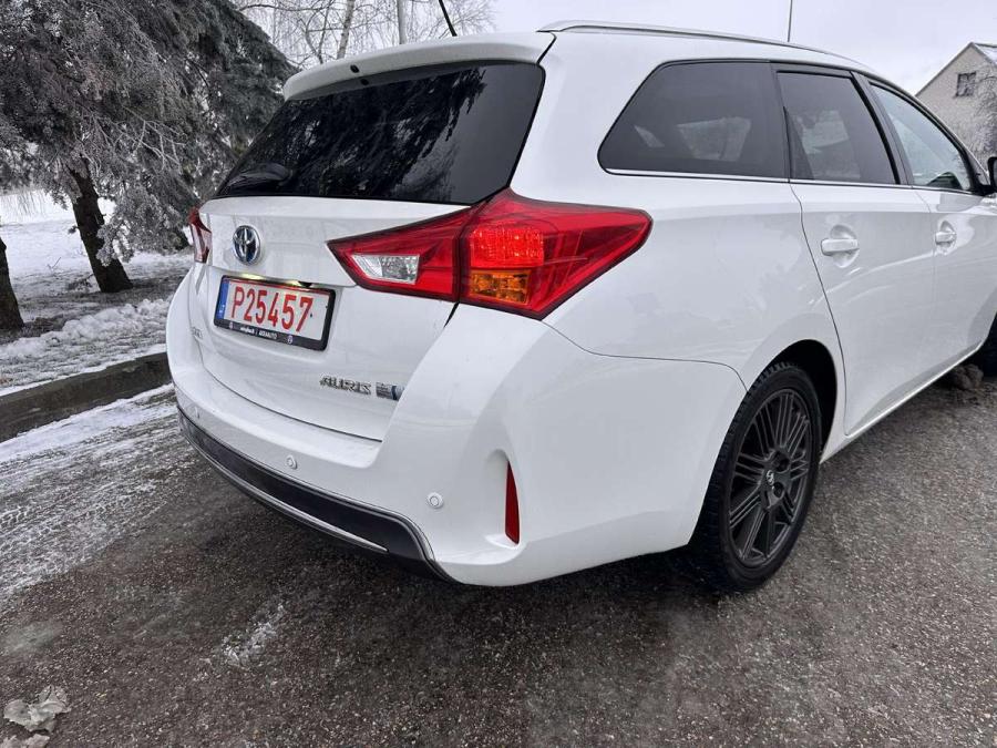 White Toyota Auris 2013 in Marijampole, with an engine capacity of 1.80 L and mileage of 331 thousand km for 6400 €, photo 6 on AUTOMOTO.COM.LV
