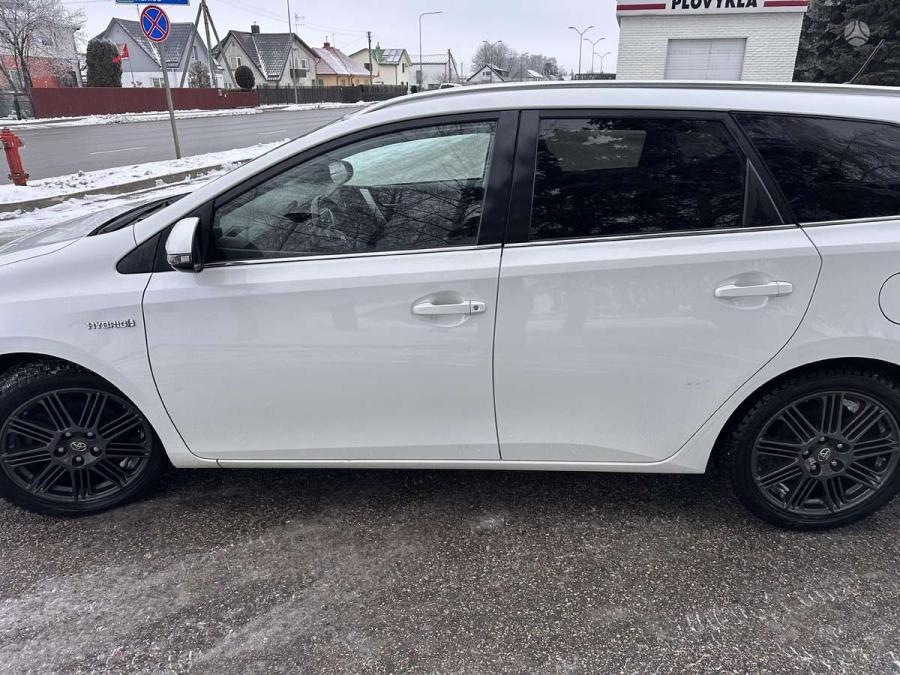 White Toyota Auris 2013 in Marijampole, with an engine capacity of 1.80 L and mileage of 331 thousand km for 6400 €, photo 8 on AUTOMOTO.COM.LV