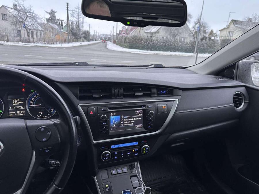 White Toyota Auris 2013 in Marijampole, with an engine capacity of 1.80 L and mileage of 331 thousand km for 6400 €, photo 13 on AUTOMOTO.COM.LV