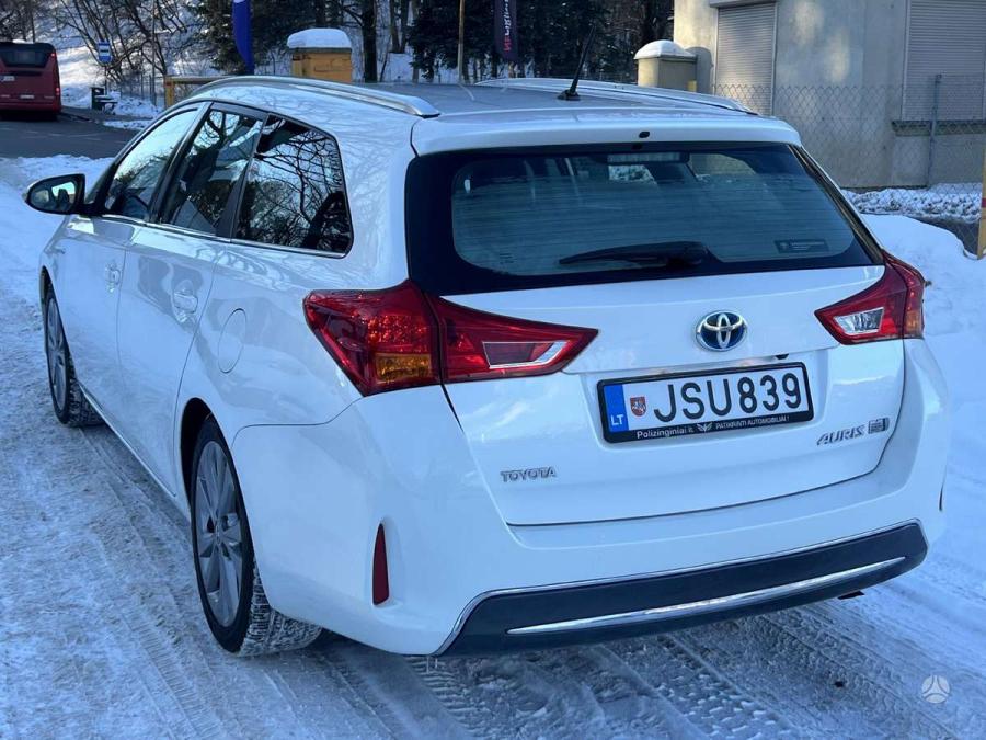 Balts Toyota Auris 2013 Viļņa, ar dzinēja tilpumu 1.80 L un nobraukumu 271 tūkst. km par 8000 €, foto 3 vietnē AUTOMOTO.COM.LV