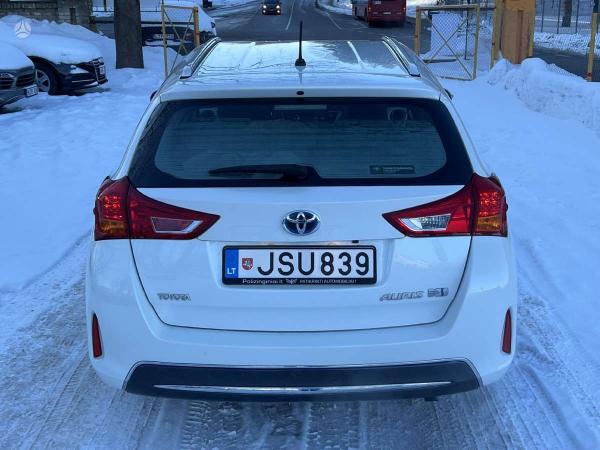 White Toyota Auris 2013 in Vilnius, with an engine capacity of 1.80 L and mileage of 271 thousand km for 8000 €, photo 4 on AUTOMOTO.COM.LV
