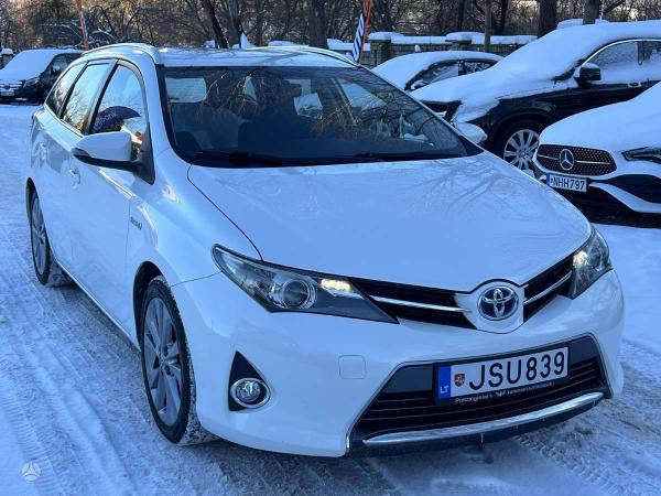White Toyota Auris 2013 in Vilnius, with an engine capacity of 1.80 L and mileage of 271 thousand km for 8000 €, photo 6 on AUTOMOTO.COM.LV
