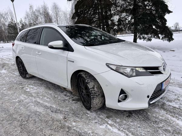 White Toyota Auris 2013 in Marijampole, with an engine capacity of 1.80 L and mileage of 341 thousand km for 6500 €, photo 1 on AUTOMOTO.COM.LV