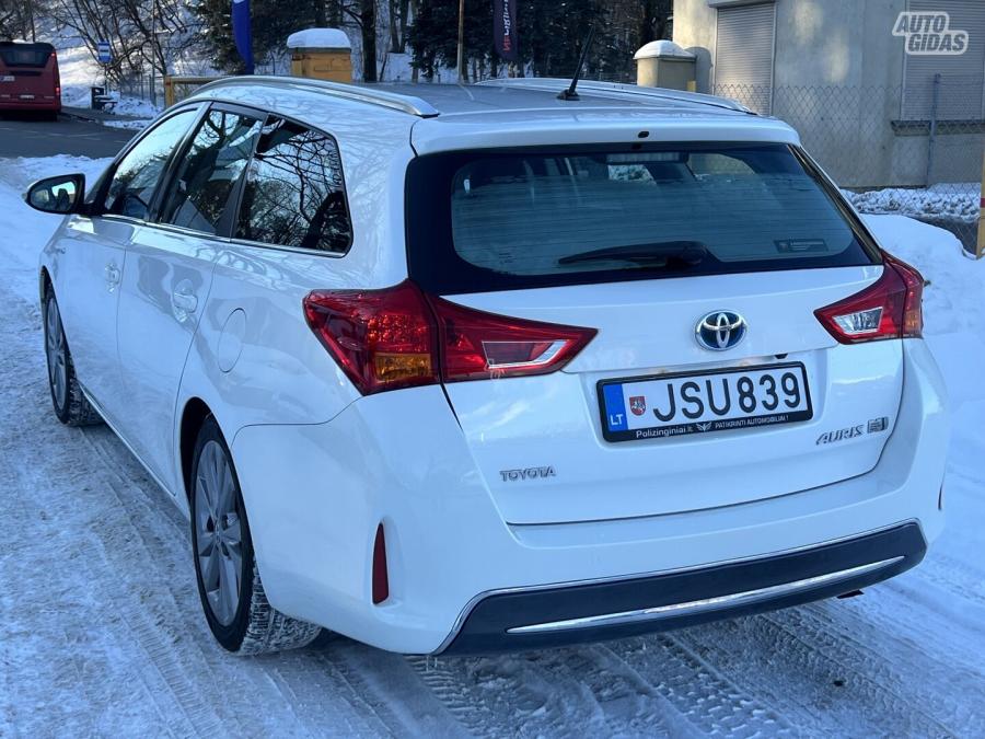 White Toyota Auris 2013 in Vilnius, with an engine capacity of 1.80 L and mileage of 271 thousand km for 8000 €, photo 3 on AUTOMOTO.COM.LV