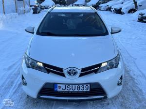 White Toyota Auris 2013 in Vilnius, with an engine capacity of 1.80 L and mileage of 271 thousand km for 8000 €, photo 7 on AUTOMOTO.COM.LV